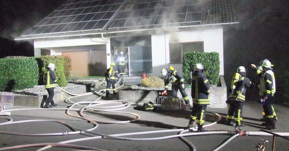 Feuerwehr rettet Bewohner aus brennenden Haus